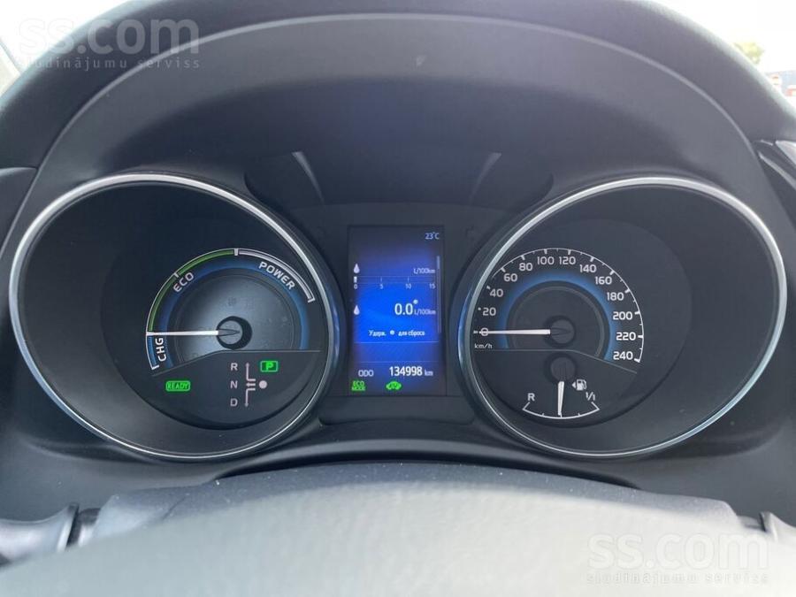 Grey Toyota Auris 2016 in Riga, with an engine capacity of 1.80 L and mileage of 135 thousand km for 12990 €, photo 14 on AUTOMOTO.COM.LV