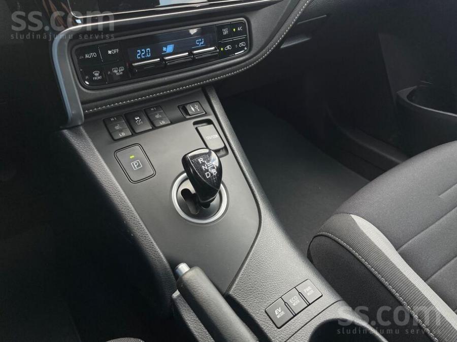 Grey Toyota Auris 2016 in Riga, with an engine capacity of 1.80 L and mileage of 135 thousand km for 12990 €, photo 21 on AUTOMOTO.COM.LV