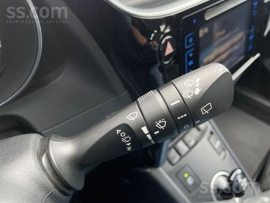 Grey Toyota Auris 2016 in Riga, with an engine capacity of 1.80 L and mileage of 135 thousand km for 12990 €, photo 25 on AUTOMOTO.COM.LV