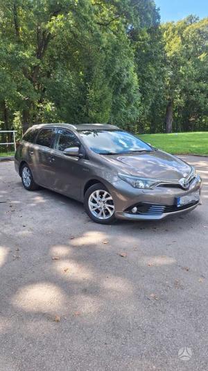 Grey Toyota Auris 2016 in Kaunas, with an engine capacity of 1.80 L and mileage of 135 thousand km for 11990 €, photo  on AUTOMOTO.COM.LV
