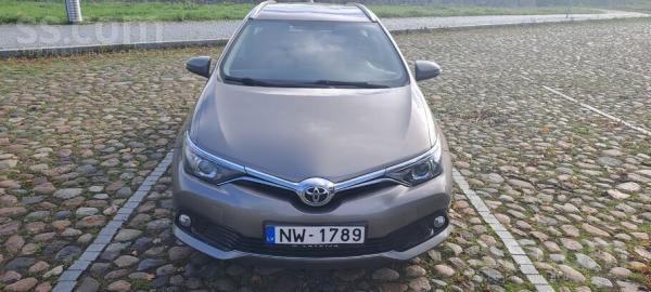 Grey Toyota Auris 2016 in Daugavpils, with an engine capacity of 1.60 L and mileage of 185 thousand km for 6200 €, photo 1 on AUTOMOTO.COM.LV