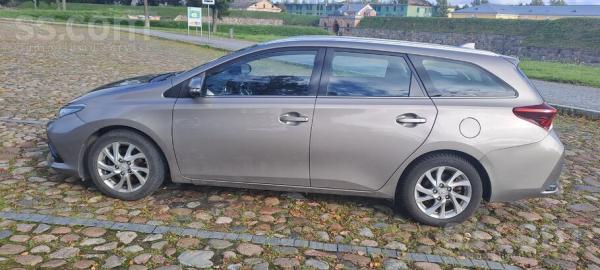 Grey Toyota Auris 2016 in Daugavpils, with an engine capacity of 1.60 L and mileage of 185 thousand km for 6200 €, photo 3 on AUTOMOTO.COM.LV