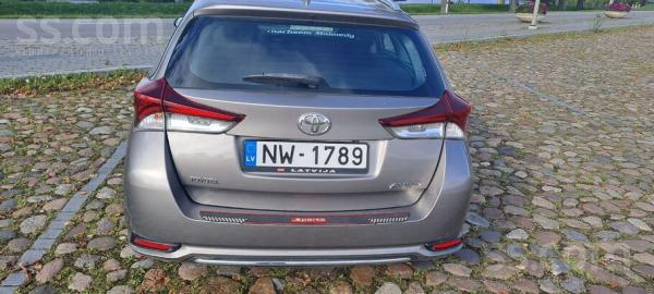Grey Toyota Auris 2016 in Daugavpils, with an engine capacity of 1.60 L and mileage of 185 thousand km for 6200 €, photo 4 on AUTOMOTO.COM.LV