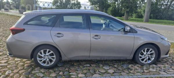 Grey Toyota Auris 2016 in Daugavpils, with an engine capacity of 1.60 L and mileage of 185 thousand km for 6200 €, photo 5 on AUTOMOTO.COM.LV