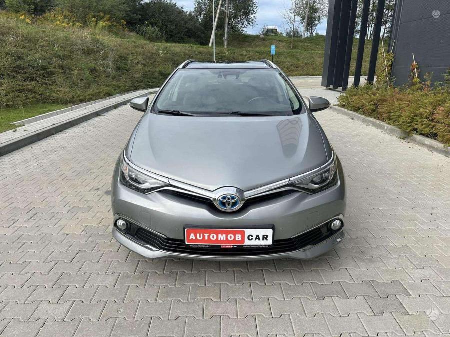 Grey Toyota Auris 2016 in Vilnius, with an engine capacity of 1.80 L and mileage of 180 thousand km for 11950 €, photo 1 on AUTOMOTO.COM.LV