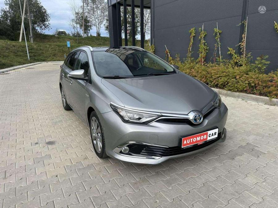 Grey Toyota Auris 2016 in Vilnius, with an engine capacity of 1.80 L and mileage of 180 thousand km for 11950 €, photo 3 on AUTOMOTO.COM.LV
