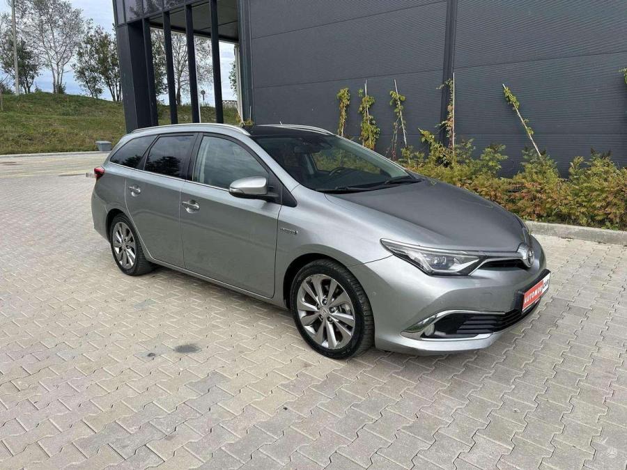 Grey Toyota Auris 2016 in Vilnius, with an engine capacity of 1.80 L and mileage of 180 thousand km for 11950 €, photo 4 on AUTOMOTO.COM.LV