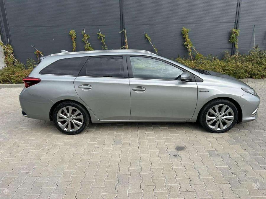 Grey Toyota Auris 2016 in Vilnius, with an engine capacity of 1.80 L and mileage of 180 thousand km for 11950 €, photo 5 on AUTOMOTO.COM.LV