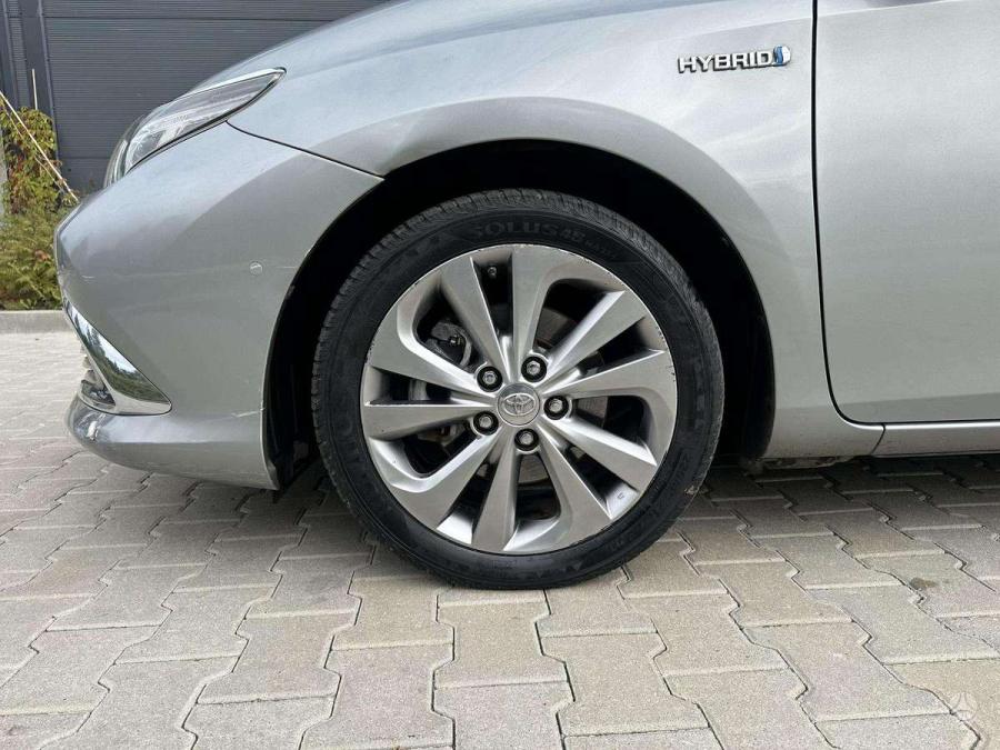 Grey Toyota Auris 2016 in Vilnius, with an engine capacity of 1.80 L and mileage of 180 thousand km for 11950 €, photo 14 on AUTOMOTO.COM.LV