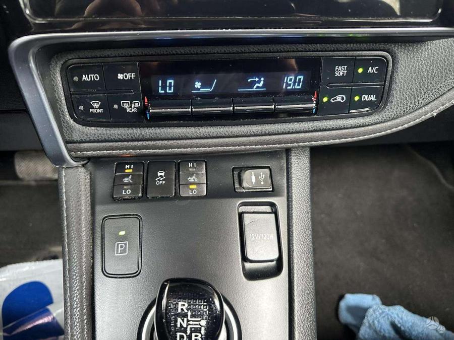 Grey Toyota Auris 2016 in Vilnius, with an engine capacity of 1.80 L and mileage of 180 thousand km for 11950 €, photo 19 on AUTOMOTO.COM.LV