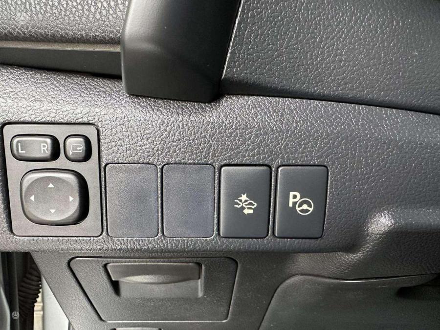 Grey Toyota Auris 2016 in Vilnius, with an engine capacity of 1.80 L and mileage of 180 thousand km for 11950 €, photo 20 on AUTOMOTO.COM.LV