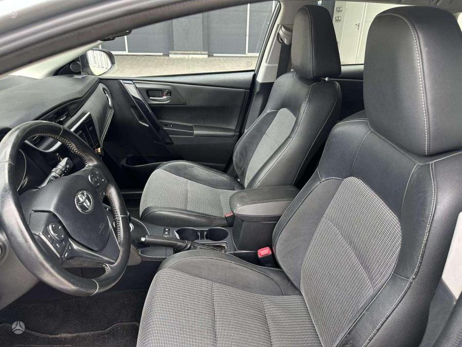Grey Toyota Auris 2016 in Vilnius, with an engine capacity of 1.80 L and mileage of 180 thousand km for 11950 €, photo 22 on AUTOMOTO.COM.LV