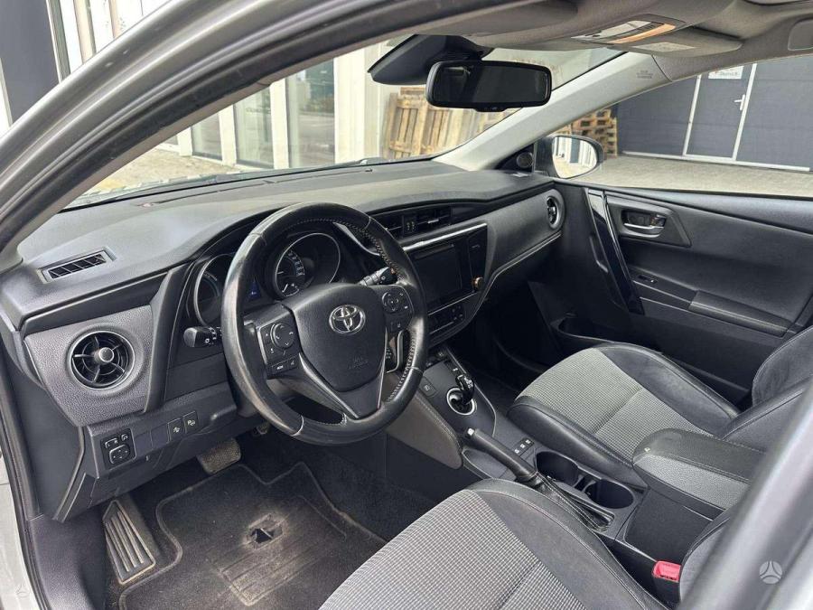 Grey Toyota Auris 2016 in Vilnius, with an engine capacity of 1.80 L and mileage of 180 thousand km for 11950 €, photo 23 on AUTOMOTO.COM.LV