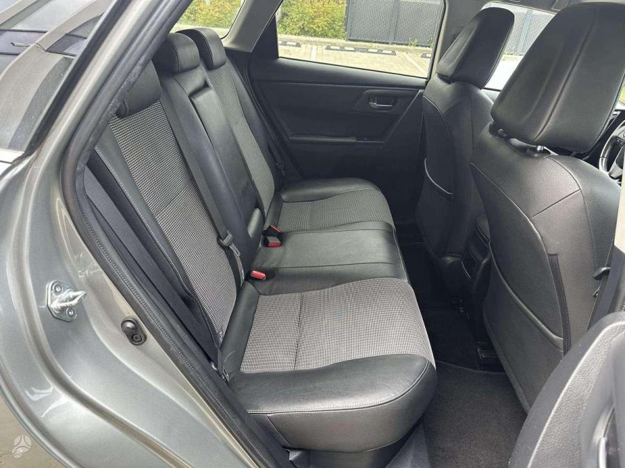 Grey Toyota Auris 2016 in Vilnius, with an engine capacity of 1.80 L and mileage of 180 thousand km for 11950 €, photo 26 on AUTOMOTO.COM.LV