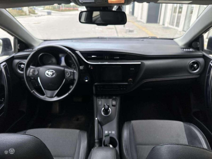 Grey Toyota Auris 2016 in Vilnius, with an engine capacity of 1.80 L and mileage of 180 thousand km for 11950 €, photo 28 on AUTOMOTO.COM.LV