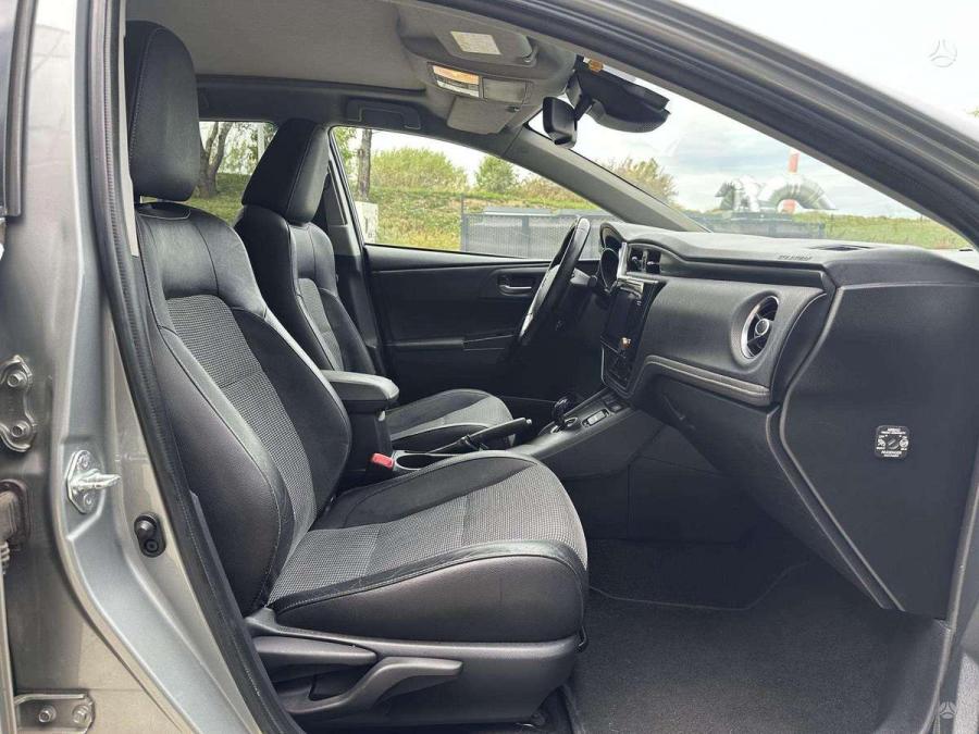 Grey Toyota Auris 2016 in Vilnius, with an engine capacity of 1.80 L and mileage of 180 thousand km for 11950 €, photo 29 on AUTOMOTO.COM.LV
