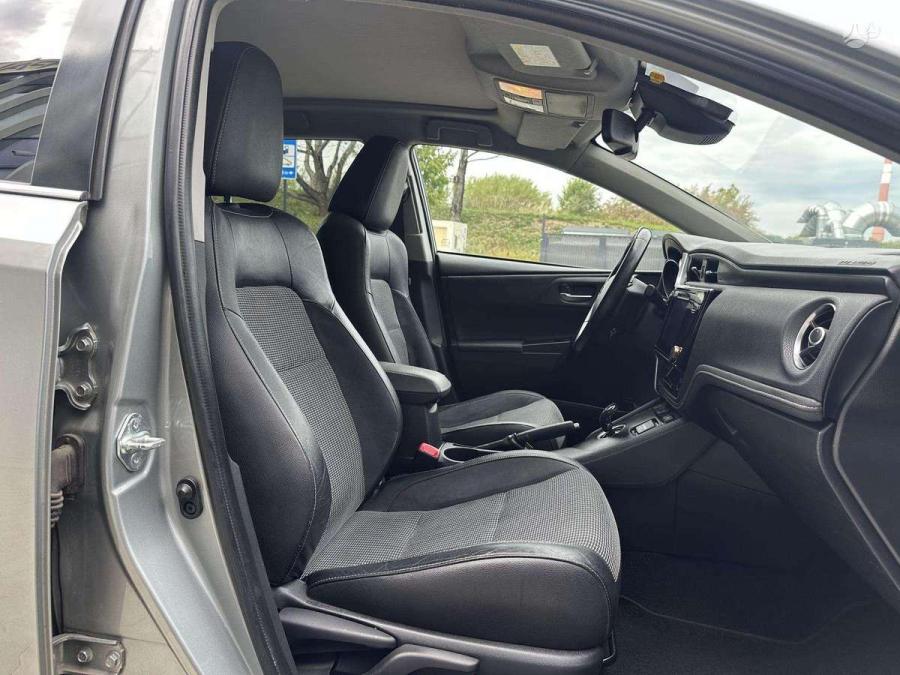 Grey Toyota Auris 2016 in Vilnius, with an engine capacity of 1.80 L and mileage of 180 thousand km for 11950 €, photo 30 on AUTOMOTO.COM.LV