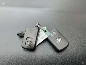 Grey Toyota Auris 2016 in Vilnius, with an engine capacity of 1.80 L and mileage of 180 thousand km for 11950 €, photo 34 on AUTOMOTO.COM.LV