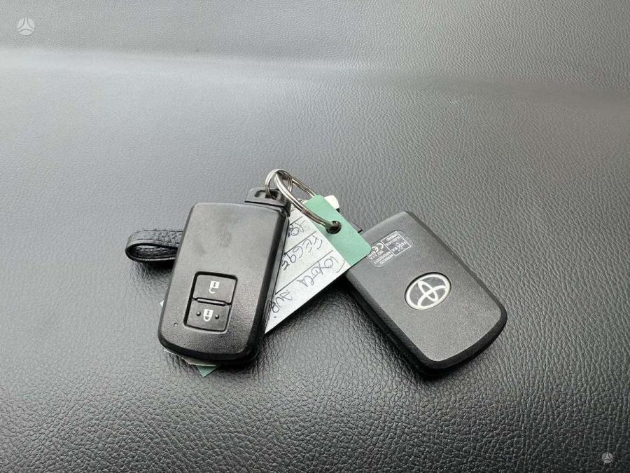 Grey Toyota Auris 2016 in Vilnius, with an engine capacity of 1.80 L and mileage of 180 thousand km for 11950 €, photo 34 on AUTOMOTO.COM.LV