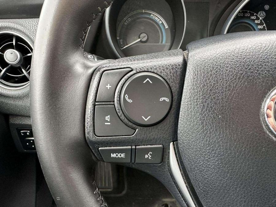 Grey Toyota Auris 2016 in Vilnius, with an engine capacity of 1.80 L and mileage of 180 thousand km for 11950 €, photo 37 on AUTOMOTO.COM.LV