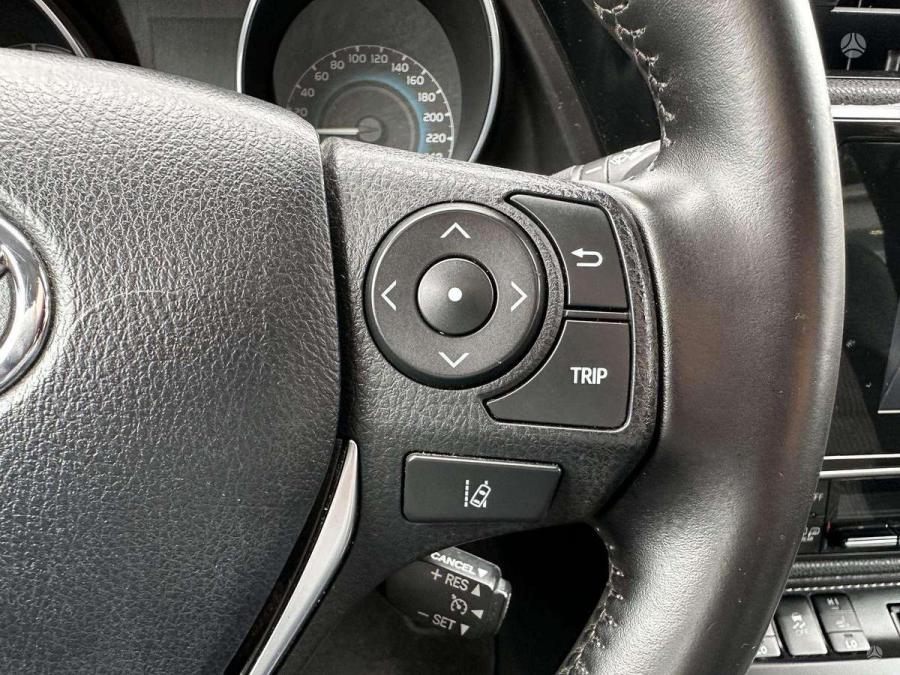 Grey Toyota Auris 2016 in Vilnius, with an engine capacity of 1.80 L and mileage of 180 thousand km for 11950 €, photo 38 on AUTOMOTO.COM.LV