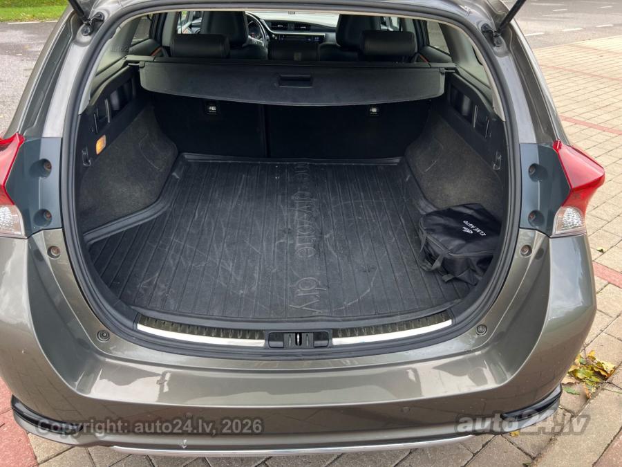 Pelēks Toyota Auris 2016 Pērnava, ar dzinēja tilpumu 1.80 L un nobraukumu 160 tūkst. km par 12999 €, foto 16 vietnē AUTOMOTO.COM.LV
