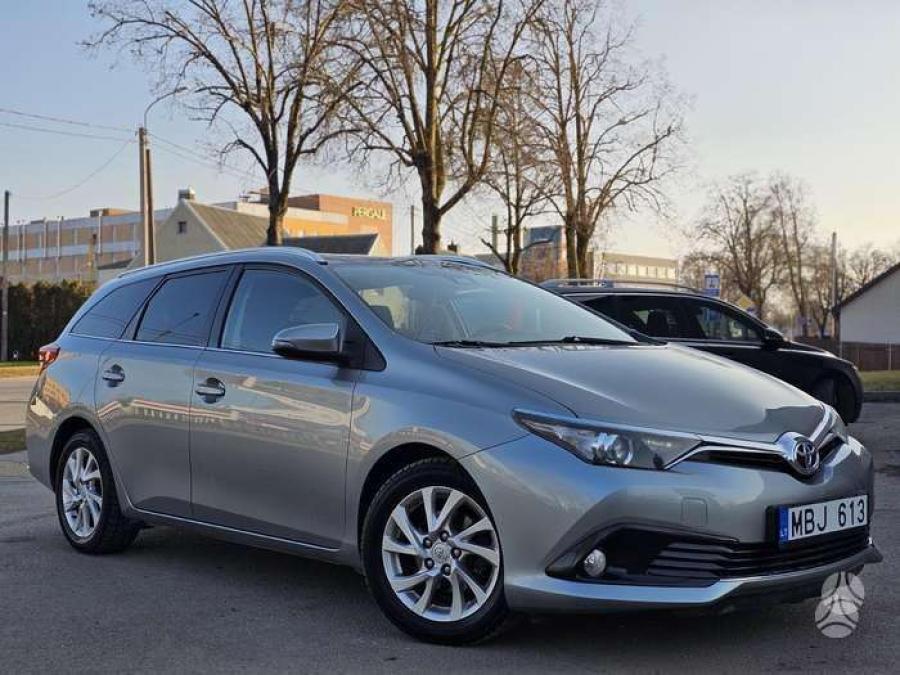 Grey Toyota Auris 2017 in Telschi, with an engine capacity of 1.60 L and mileage of 320 thousand km for 6600 €, photo 3 on AUTOMOTO.COM.LV