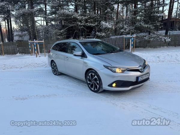 Grey Toyota Auris 2017 in Tallinn, with an engine capacity of 1.80 L and mileage of 166 thousand km for 11990 €, photo 1 on AUTOMOTO.COM.LV