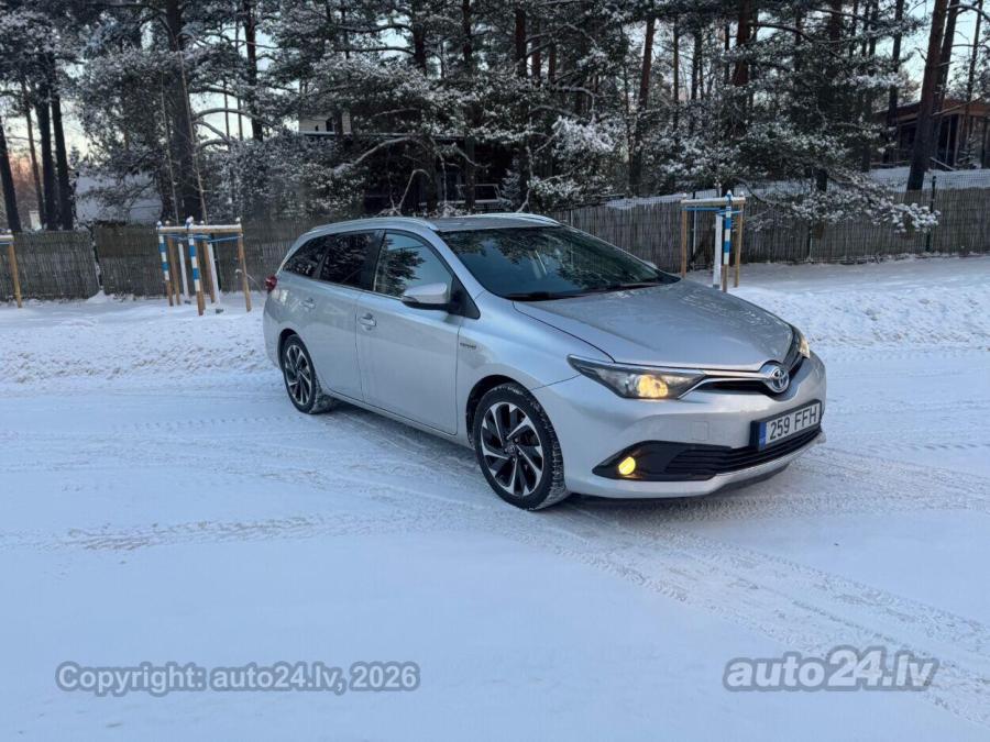Grey Toyota Auris 2017 in Tallinn, with an engine capacity of 1.80 L and mileage of 166 thousand km for 11990 €, photo 1 on AUTOMOTO.COM.LV