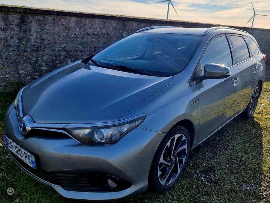Grey Toyota Auris 2017 in Taurage, with an engine capacity of 1.80 L and mileage of 204 thousand km for 9300 €, photo 1 on AUTOMOTO.COM.LV