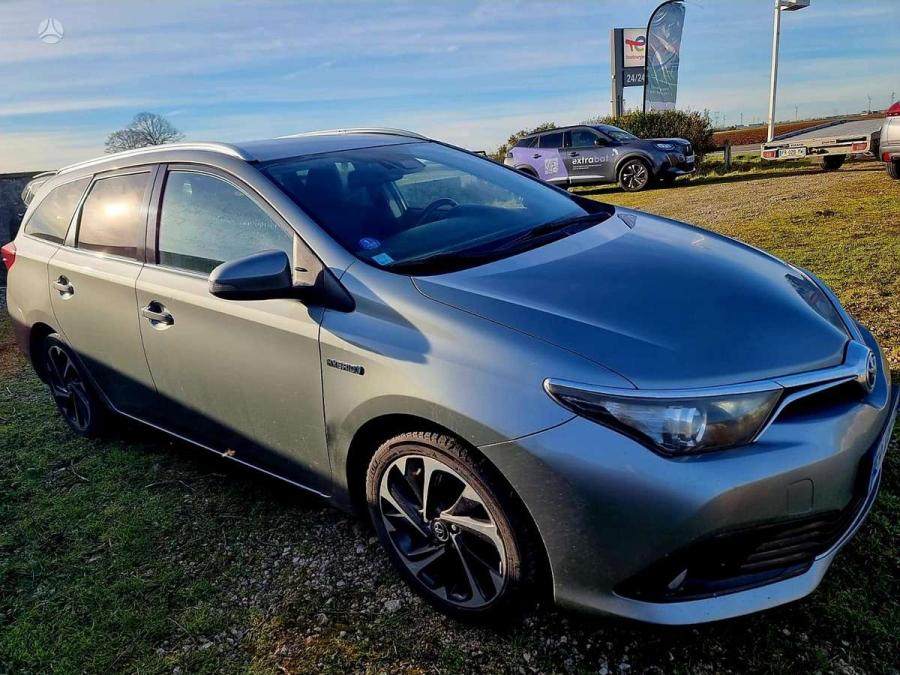 Grey Toyota Auris 2017 in Taurage, with an engine capacity of 1.80 L and mileage of 204 thousand km for 9300 €, photo 3 on AUTOMOTO.COM.LV