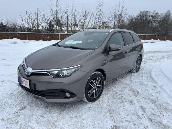 Grey Toyota Auris 2017 in Kaunas, with an engine capacity of 1.80 L and mileage of 212 thousand km for 9500 €, photo 1 on AUTOMOTO.COM.LV