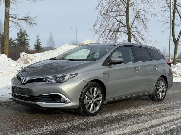 Grey Toyota Auris 2017 in Panevezys, with an engine capacity of 1.80 L and mileage of 102 thousand km for 11900 €, photo 1 on AUTOMOTO.COM.LV