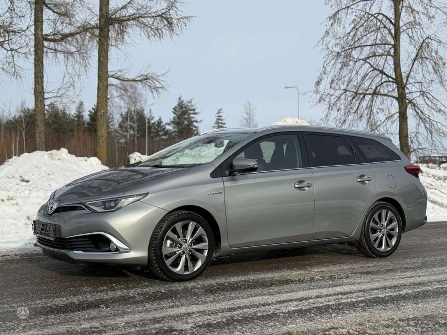 Pelēks Toyota Auris 2017 Panevēža, ar dzinēja tilpumu 1.80 L un nobraukumu 102 tūkst. km par 11900 €, foto 2 vietnē AUTOMOTO.COM.LV