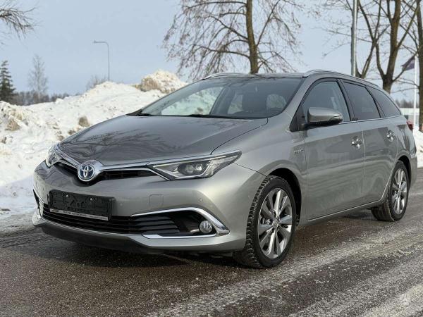 Grey Toyota Auris 2017 in Panevezys, with an engine capacity of 1.80 L and mileage of 102 thousand km for 11900 €, photo 3 on AUTOMOTO.COM.LV