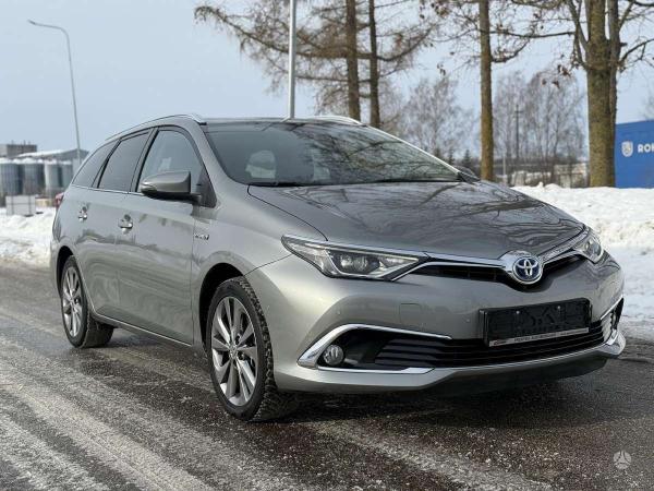 Grey Toyota Auris 2017 in Panevezys, with an engine capacity of 1.80 L and mileage of 102 thousand km for 11900 €, photo 8 on AUTOMOTO.COM.LV