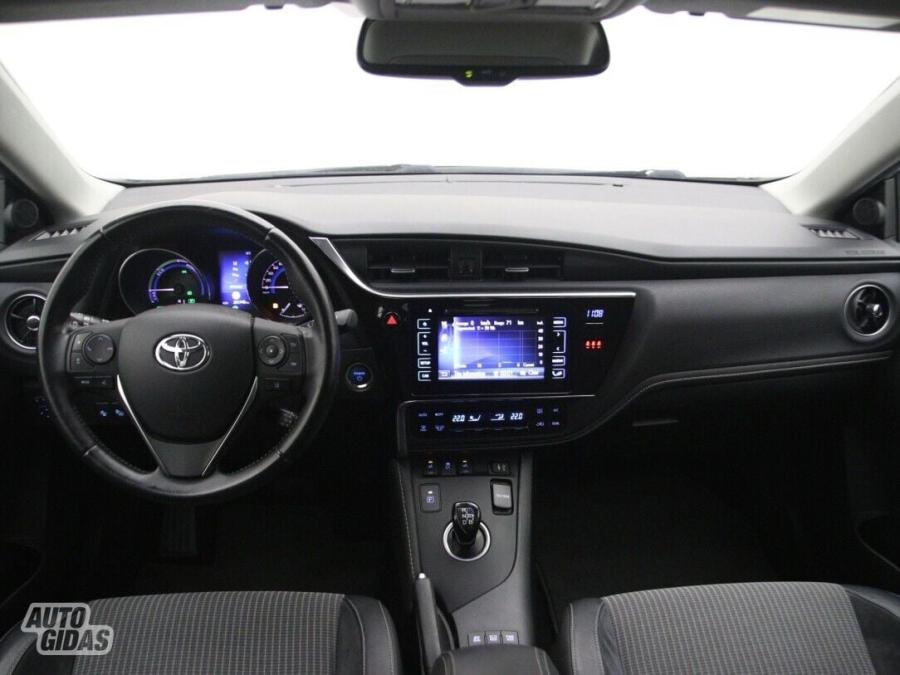 Grey Toyota Auris 2017 in Vilnius, with an engine capacity of 1.80 L and mileage of 202 thousand km for 12399 €, photo 2 on AUTOMOTO.COM.LV