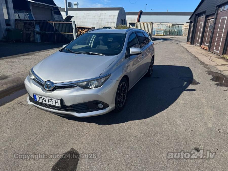 Grey Toyota Auris 2017 in Tallinn, with an engine capacity of 1.80 L and mileage of 166 thousand km for 11000 €, photo 1 on AUTOMOTO.COM.LV