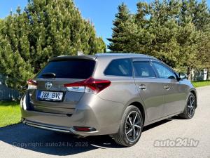 Pelēks Toyota Auris 2017 Tallina, ar dzinēja tilpumu 1.60 L un nobraukumu 112 tūkst. km par 11000 €, foto 3 vietnē AUTOMOTO.COM.LV