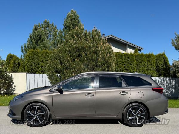 Grey Toyota Auris 2017 in Tallinn, with an engine capacity of 1.60 L and mileage of 112 thousand km for 11000 €, photo 3 on AUTOMOTO.COM.LV