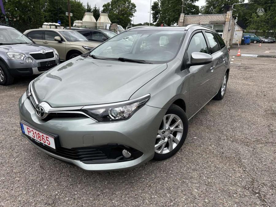 Pelēks Toyota Auris 2017 Alīta, ar dzinēja tilpumu 1.60 L un nobraukumu 250 tūkst. km par 7400 €, foto 3 vietnē AUTOMOTO.COM.LV