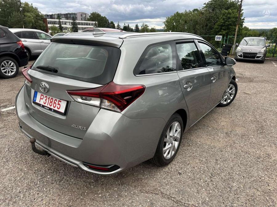 Pelēks Toyota Auris 2017 Alīta, ar dzinēja tilpumu 1.60 L un nobraukumu 250 tūkst. km par 7400 €, foto 5 vietnē AUTOMOTO.COM.LV