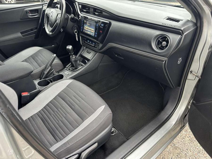 Pelēks Toyota Auris 2017 Alīta, ar dzinēja tilpumu 1.60 L un nobraukumu 250 tūkst. km par 7400 €, foto 10 vietnē AUTOMOTO.COM.LV