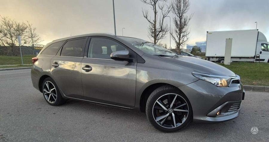 Pelēks Toyota Auris 2017 Viļņa, ar dzinēja tilpumu 1.80 L un nobraukumu 260 tūkst. km par 9900 €, foto 4 vietnē AUTOMOTO.COM.LV