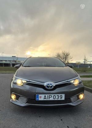 Pelēks Toyota Auris 2017 Viļņa, ar dzinēja tilpumu 1.80 L un nobraukumu 260 tūkst. km par 9900 €, foto 5 vietnē AUTOMOTO.COM.LV