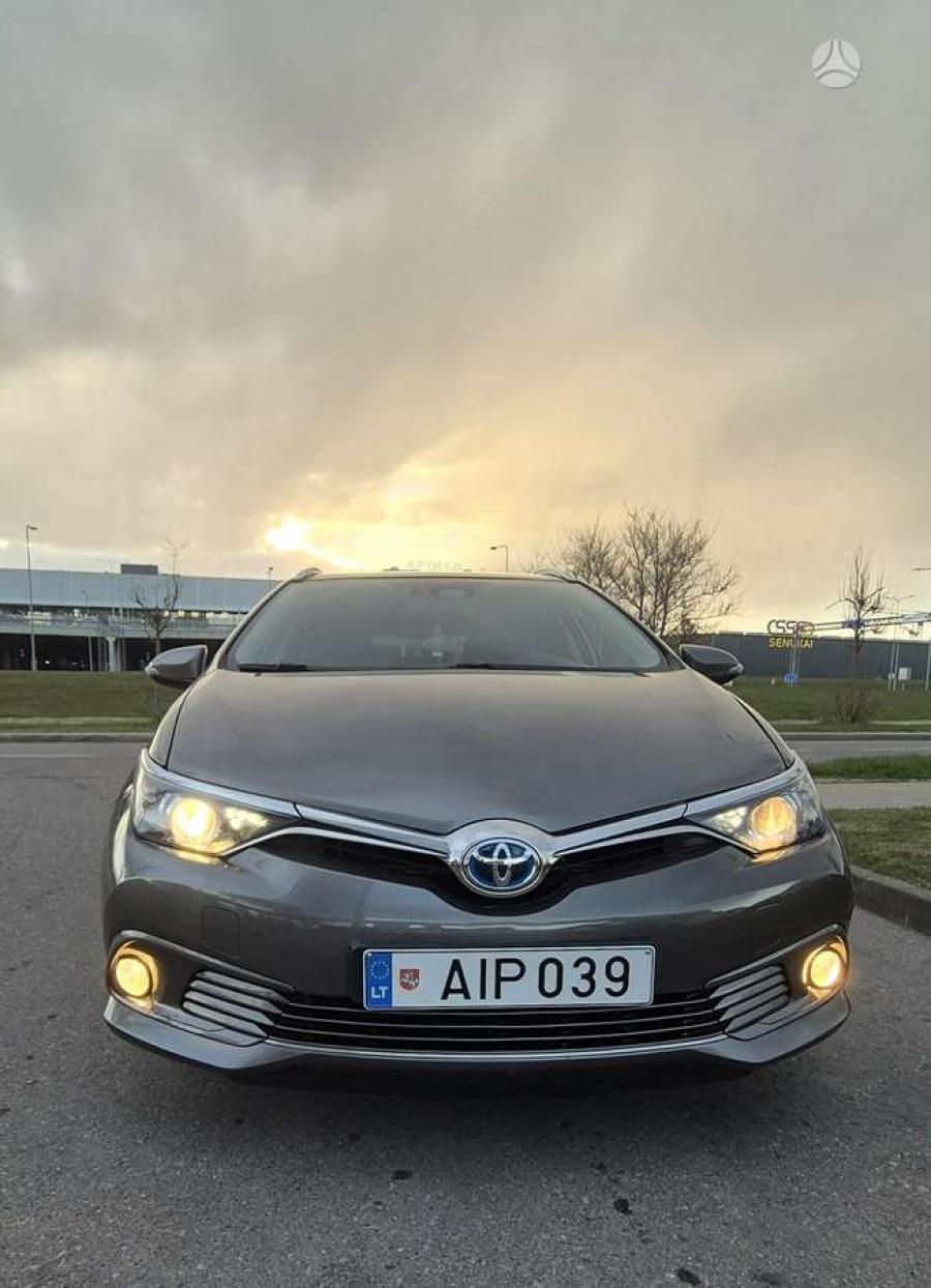 Pelēks Toyota Auris 2017 Viļņa, ar dzinēja tilpumu 1.80 L un nobraukumu 260 tūkst. km par 9900 €, foto 5 vietnē AUTOMOTO.COM.LV