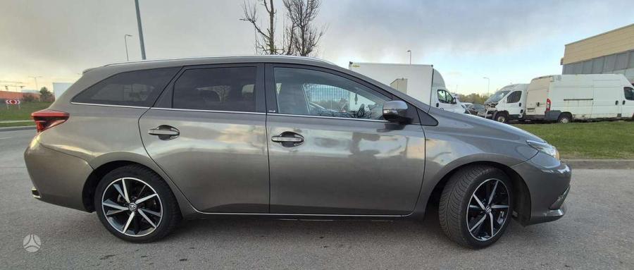 Pelēks Toyota Auris 2017 Viļņa, ar dzinēja tilpumu 1.80 L un nobraukumu 260 tūkst. km par 9900 €, foto 7 vietnē AUTOMOTO.COM.LV