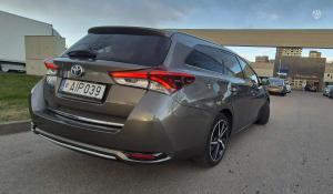 Pelēks Toyota Auris 2017 Viļņa, ar dzinēja tilpumu 1.80 L un nobraukumu 260 tūkst. km par 9900 €, foto 9 vietnē AUTOMOTO.COM.LV
