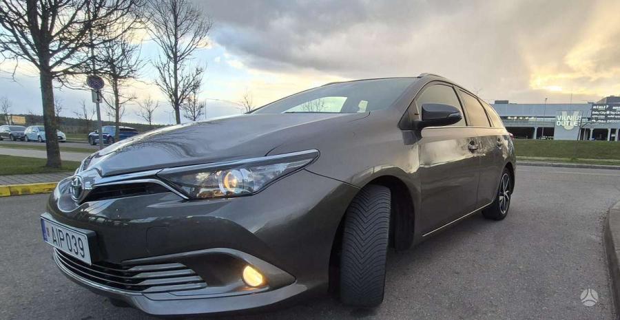 Pelēks Toyota Auris 2017 Viļņa, ar dzinēja tilpumu 1.80 L un nobraukumu 260 tūkst. km par 9900 €, foto 11 vietnē AUTOMOTO.COM.LV