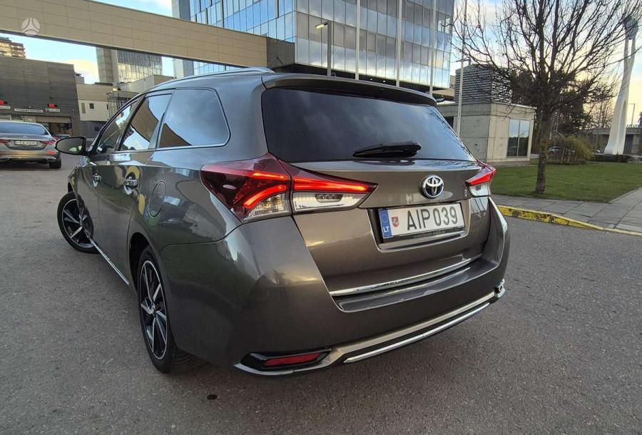 Pelēks Toyota Auris 2017 Viļņa, ar dzinēja tilpumu 1.80 L un nobraukumu 260 tūkst. km par 9900 €, foto 12 vietnē AUTOMOTO.COM.LV